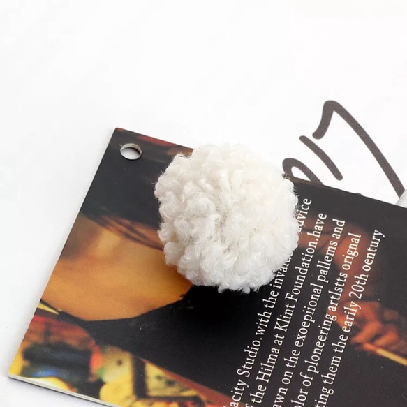 964」カン付きモコモコポンポンチャーム(ホワイト) ︎4個セット チャーム blingblingCC 通販｜Creema(クリーマ) 4936740