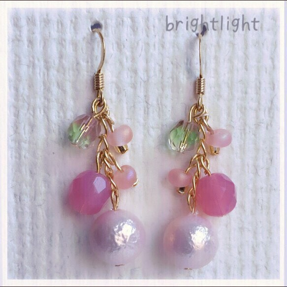 シュリンクパールとビジューの揺れるフルーティピアス ピアス（フック・チェーン） brightlight 通販｜Creema(クリーマ) 1167506