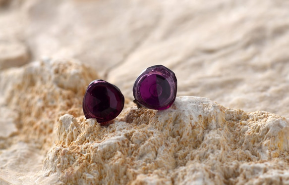 ガーネット(ローズカット)のスタッドピアス ピアス（スタッド・一粒） VioGiallo 通販 12639068｜Creema(クリーマ)