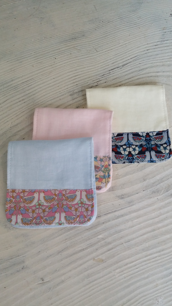 2枚組【組合わせ自由】・子ども用ふわふわ淡い黄・ピンク・ブルー色鳩といちごリバティの4重ガーゼハンカチ・プレゼントにも ハンカチ・手ぬぐい ...