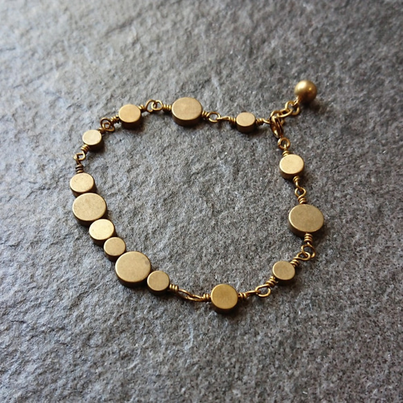 絶妙で雰囲気-大きくて小さい扁平なマット銅スペーサービーズxBrass。金属ワイヤーラップワイヤーリングとチェーンブレスレット ブレスレット ...