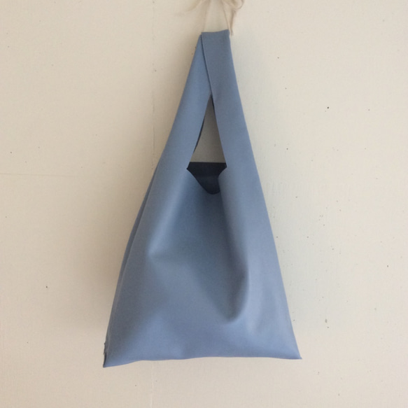 レザー スーパーマーケット・バッグ(L・ショルダー) 水色 ショルダーバッグ re-born 通販 4374036｜Creema(クリーマ)