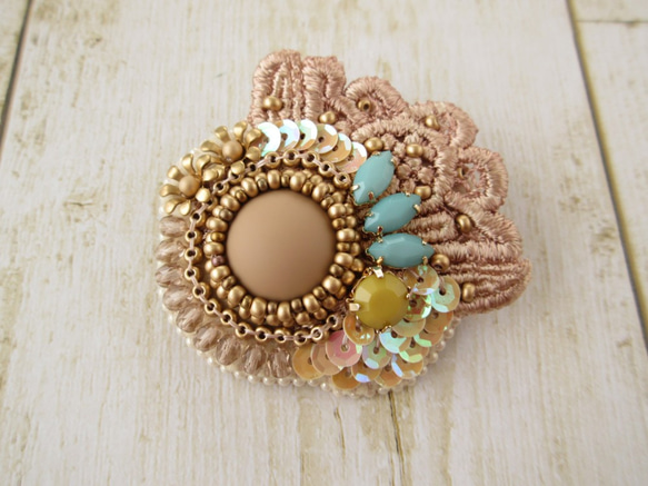 Brooch ビーズ刺繍 レース（K0856) ブローチ さくら庵 通販｜Creema(クリーマ) 8414313