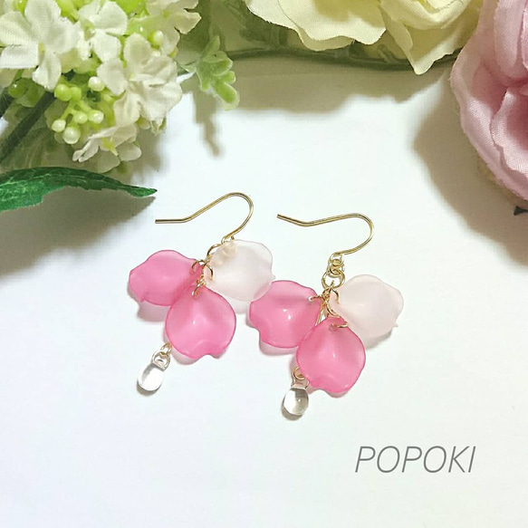 ピンクの花びらが揺れる春ピアス ピアス（フック・チェーン） POPOKI 通販 8686164｜Creema(クリーマ)