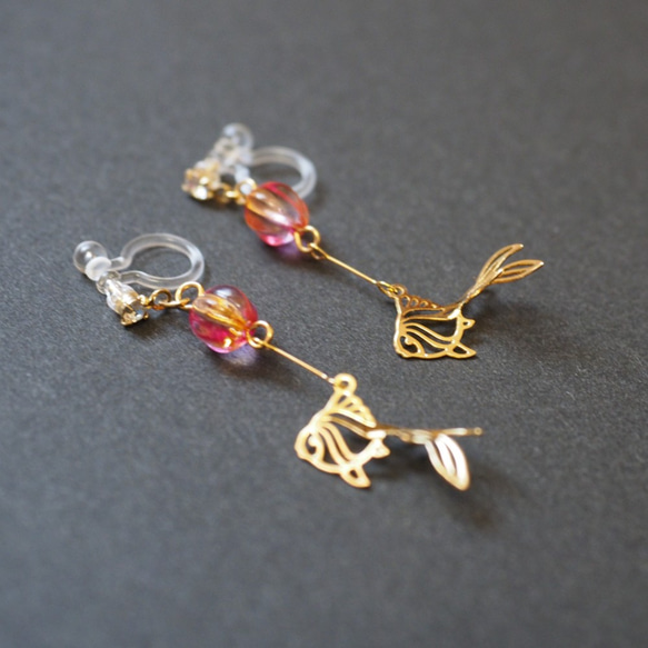 痛くないイヤリング/ゴールド揺れるピアス風ピンク金魚ノンホールピアス/人気魚透かしフィッシュ樹脂イヤリング イヤリング・ノンホールピアス ...