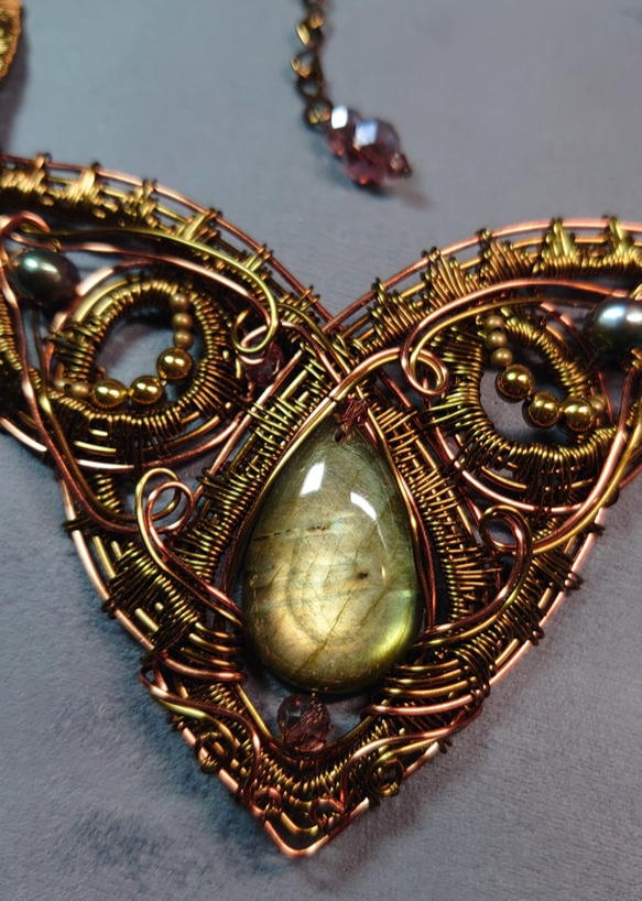 芸術的な銅線の吊り下げネックレス - 霧深い黒い森。ユニークなジュエリー。気質とオーラを兼ね備えたユニークなネックレス。忘れられ チョーカー ...