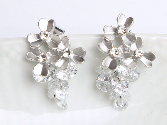 フラワー＆キュービックジルコニアの実ピアス【シルバー】 ピアス（スタッド・一粒） PUrerity 通販 1725661｜Creema(クリーマ)