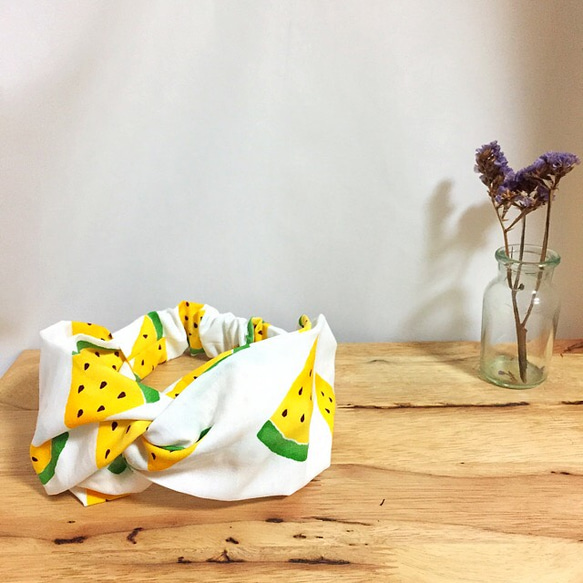 クロスヘアバンド☀︎ホワイト地に黄色いすいか柄 ヘアバンド・ターバン 443＊ 通販 5960367｜Creema(クリーマ)