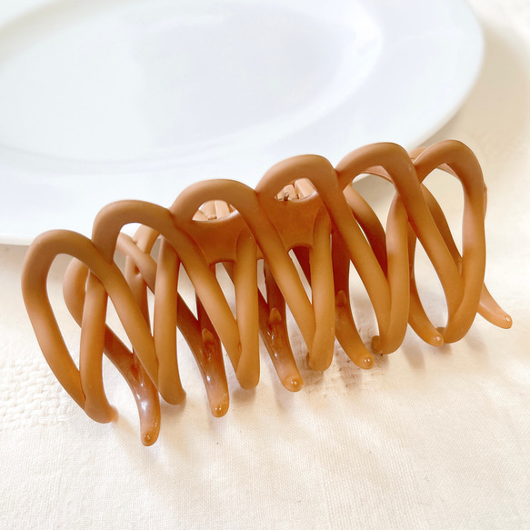 うねうね ヘアクリップ バンスクリップ ブラウン ヘアクリップ・バナナクリップ Riju 通販 12672865｜Creema(クリーマ)