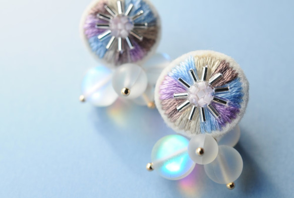 刺繡耳環 極光 ★ 長發 / 可更換 釘狀耳環 m i n e 的作品 6639952｜Creema