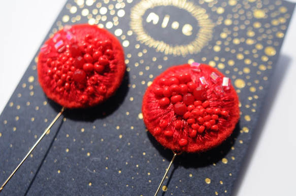 刺繡耳環 溢出的紅色耳環 防過敏零件可更換 夾式耳環・耳夾 m i n e 的作品 7361208｜Creema