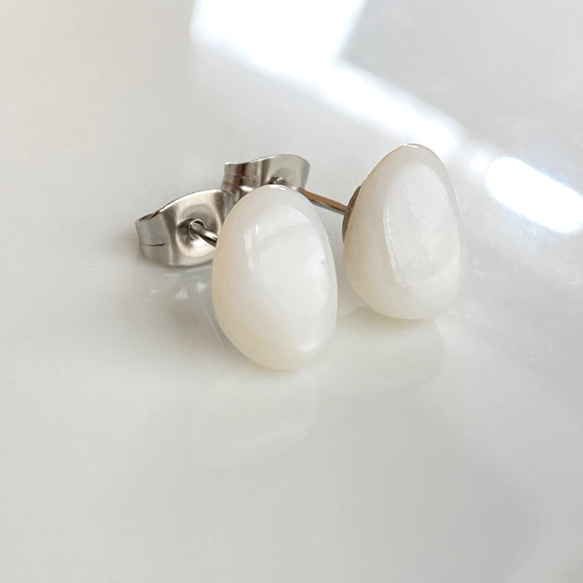 マザーオブパールのころりんピアス ピアス（スタッド・一粒） achu's工房 通販 10276597｜Creema(クリーマ)