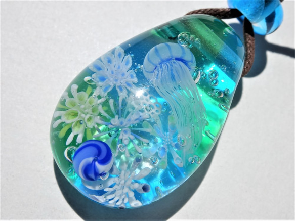 《しましまクラゲ》 ペンダント ガラス とんぼ玉 クラゲ ネックレス・ペンダント ガラスとんぼ玉作家 桂知子 通販｜Creema(クリーマ ...