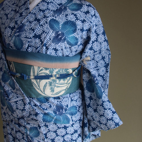 大人かわいい藍染浴衣 明るめブルー細かい小菊に菖蒲柄 裄68cm 大人かわいい藍染浴衣 明るめブルー細かい小菊に菖蒲柄 裄68cm