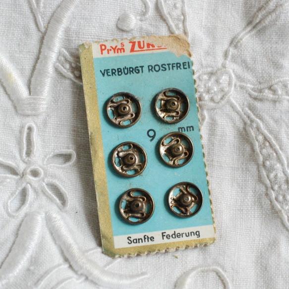 アンティーク 古い紙 古いラベル コラージュ素材 スナップボタン ボタン アンティークメルスリー 通販 12671422｜Creema(クリーマ)