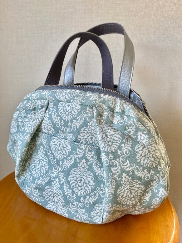 ふんわり楕円のシルバーバッグ Sサイズ 横幅30cm シルバーシリーズ ボストンバッグ yuflow 通販 12472876｜Creema(クリーマ)