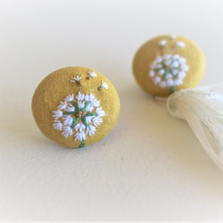 たんぽぽの綿毛＊手刺繍*2wayイヤリング＊mustard イヤリング・ノンホールピアス chai&stroll 通販 11110151 ...