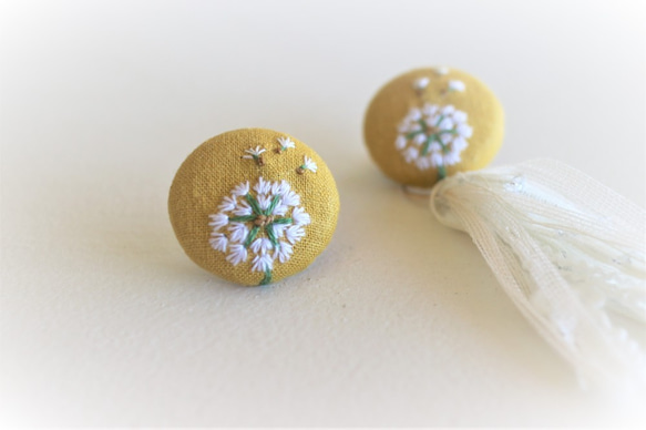 たんぽぽの綿毛＊手刺繍*2wayイヤリング＊mustard イヤリング・ノンホールピアス chai&stroll 通販 11110151 ...