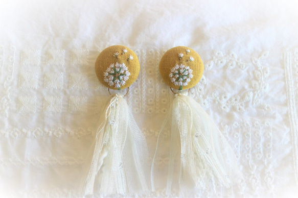 たんぽぽの綿毛＊手刺繍*2wayイヤリング＊mustard イヤリング・ノンホールピアス chai&stroll 通販 11110151 ...