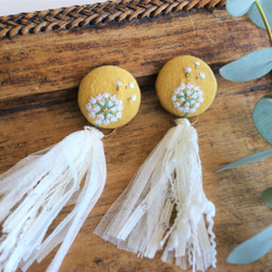 たんぽぽの綿毛＊手刺繍*2wayイヤリング＊mustard イヤリング・ノンホールピアス chai&stroll 通販 11110151 ...