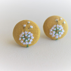 たんぽぽの綿毛＊手刺繍*2wayイヤリング＊mustard イヤリング・ノンホールピアス chai&stroll 通販 11110151 ...