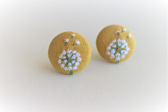 たんぽぽの綿毛＊手刺繍*2wayイヤリング＊mustard イヤリング・ノンホールピアス chai&stroll 通販 11110151 ...