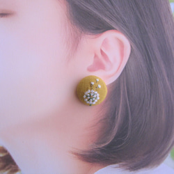 たんぽぽの綿毛＊手刺繍*2wayイヤリング＊mustard イヤリング・ノンホールピアス chai&stroll 通販 11110151 ...