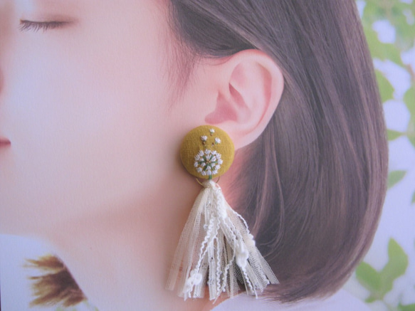 たんぽぽの綿毛＊手刺繍*2wayイヤリング＊mustard イヤリング・ノンホールピアス chai&stroll 通販 11110151 ...