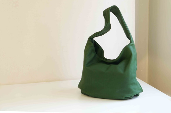 しっとり質感本革製品後染めLUAショルダー(LA001)＃green トートバッグ totokoko 通販 10374859｜Creema(クリーマ)