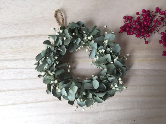 たくさんのユーカリとかすみ草のミニリース ドライフラワー yurari _room 通販｜Creema(クリーマ)