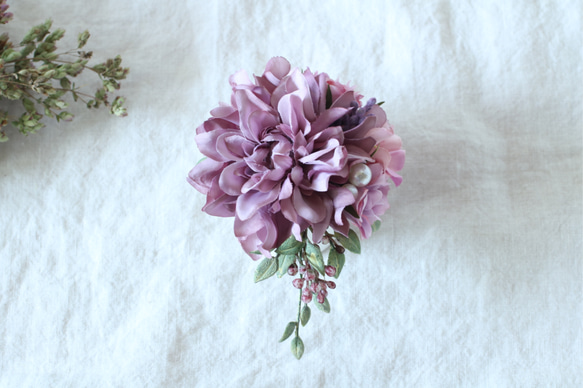 くすんだ薄紫のダリア ミニアネモネ ミニローズ ラベンダー パール ブロッサム コサージュ ハンドメイド コサージュ atelier ...