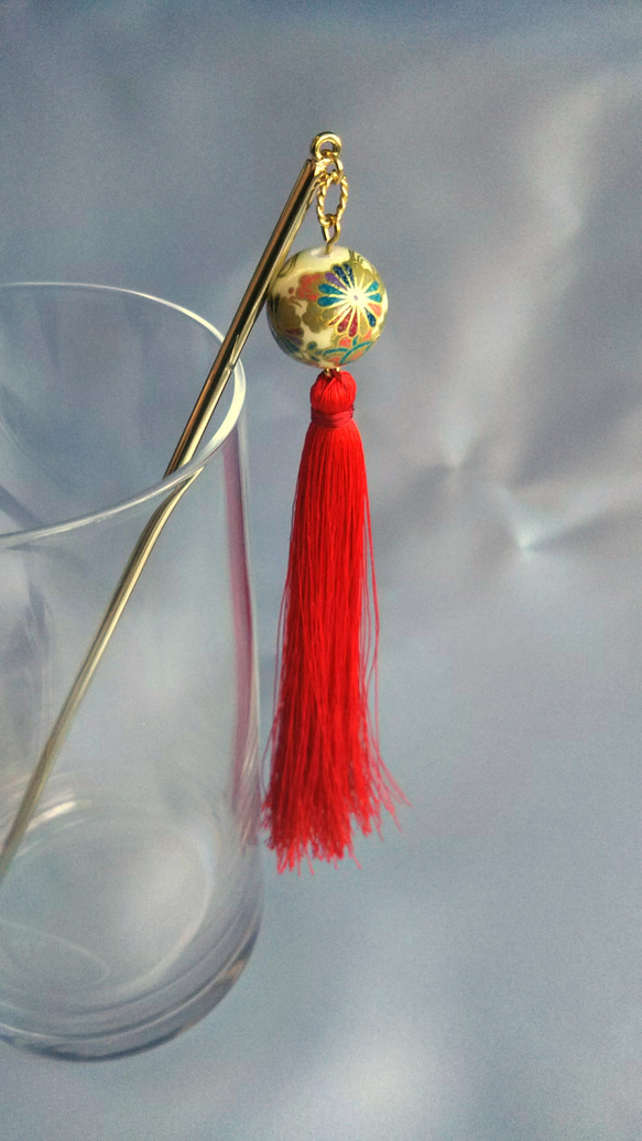 和柄ビーズとタッセルのかんざし 金×赤×白 かんざし たまの庵 通販 8390539｜Creema(クリーマ)