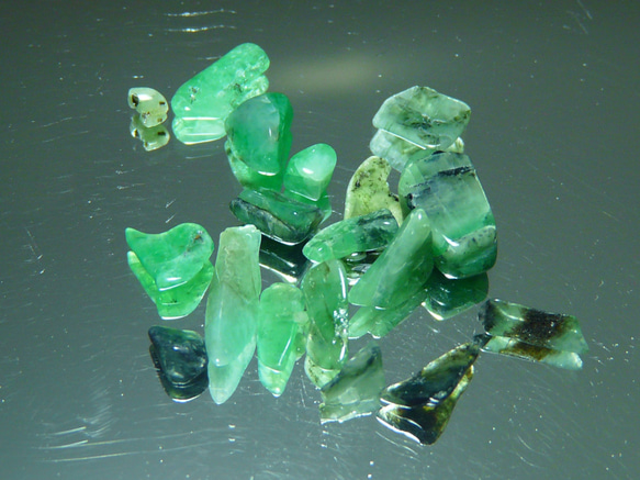 P312 ブラジル産 ★天然無処理★ エメラルド さざれ原石 天然石 GEO ROCK 通販 12124520｜Creema(クリーマ)