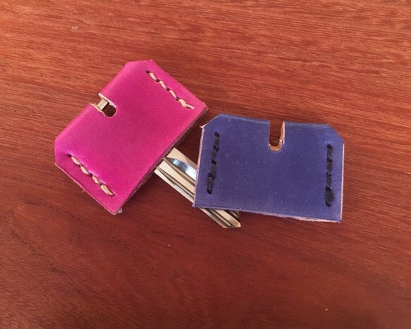 手染めの牛ヌメ革 キーカバー（2個セット） キーケース 革小物 Fumi 通販｜Creema(クリーマ) 1366818