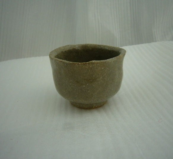 お酒がおいしくなる 手びねりの 味わい深いぐい呑み おちょこ・ぐい呑み・徳利 陶久 通販 5294271｜Creema(クリーマ)