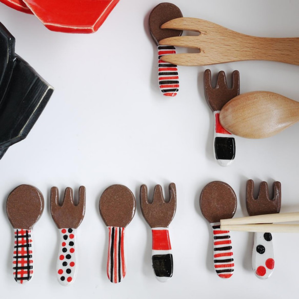 【再販】スプーンとフォークの箸置き（赤×黒） 箸・箸置き Meijiji Pottery 通販 6144001｜Creema(クリーマ)