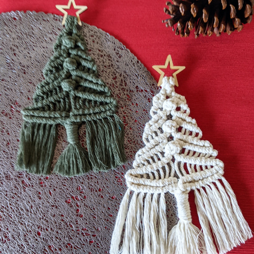 マクラメ編みで作った 小さなクリスマスツリーのタペストリー 3 マクラメ編みで作った 小さなクリスマスツリーのタペストリー 3