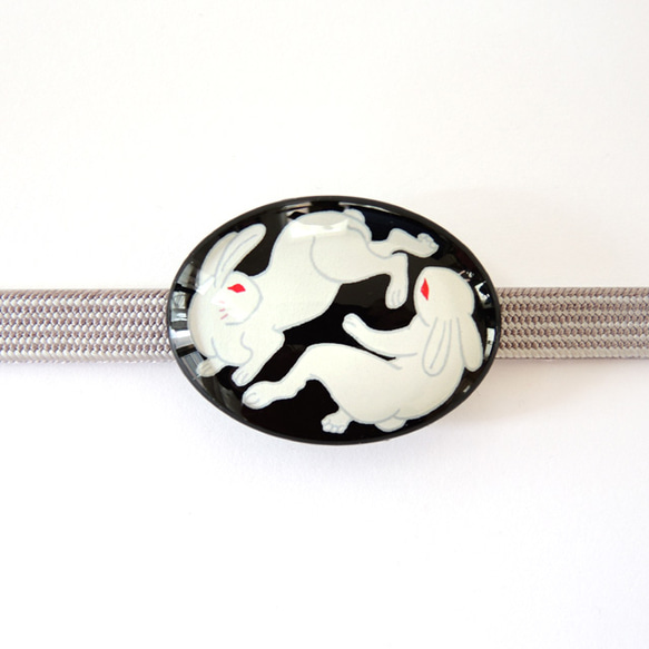 【帯留め】遊ぶ二兎 黒無地 小紋や紬に 帯留め からくれなゐ 通販 5620121｜Creema(クリーマ)