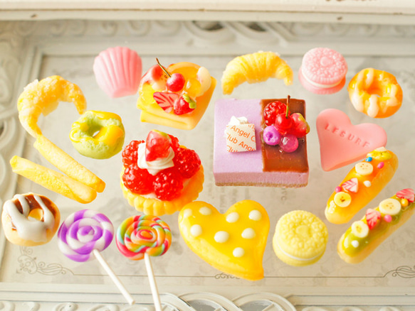 スイーツデコ(M347) 20個入り バラエティーパック：デザインケーキ、ベリータルト、エクレア、ドーナツ、クレープ他 デコパーツ ルサーフデザイン 通販｜Creema(クリーマ) 1333746