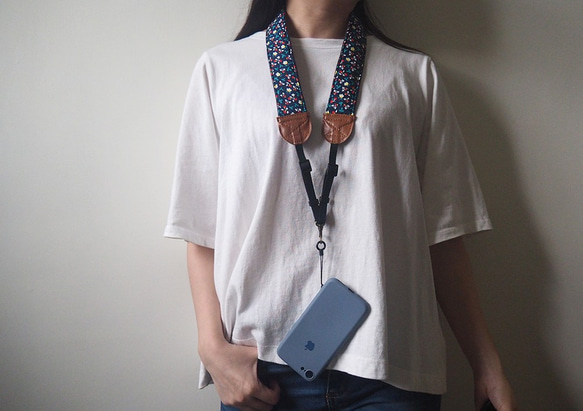 手作り減圧カメラストラップ カメラバックロープ 携帯ストラップ (紺花柄) S58 カメラケース・カメラポーチ Cottony Craft ...