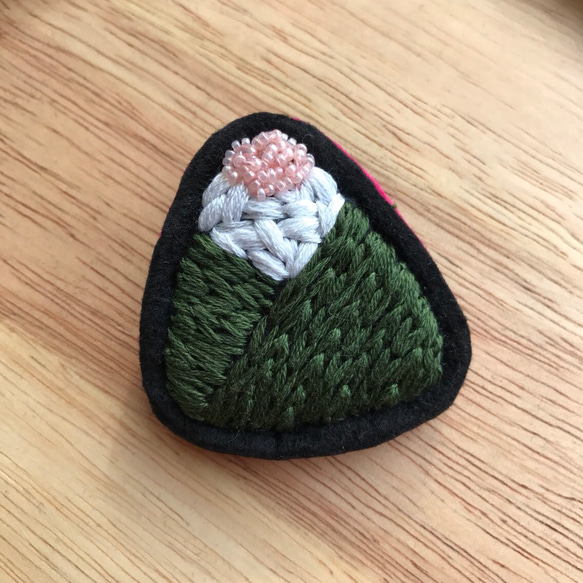 たらこミニおにぎりブローチ ブローチ メブキコウ 通販｜Creema(クリーマ) 3414480