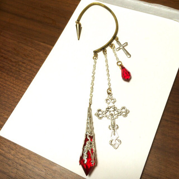 滴り落ちる赤雫 十字架 イヤーフック ハロウィン ゴシック イヤーフック 鬼灯売り@プロフ必読 通販｜Creema(クリーマ) 2796001