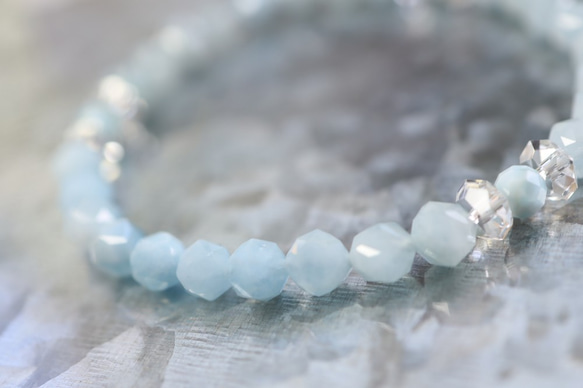 2つの海の石☆…☆アクアマリン：5.5ミリ＆ラリマー：4ミリ（ラウンドカット）☆…☆天然石ブレスレット☆… ブレスレット 七色の小鳥 通販 ...