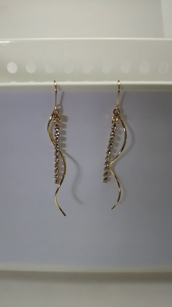 大人可愛い K16gp 煌くウェーブスティック&ラインストーンピアス（A） ピアス（フック・チェーン） MelodyPink 通販 ...