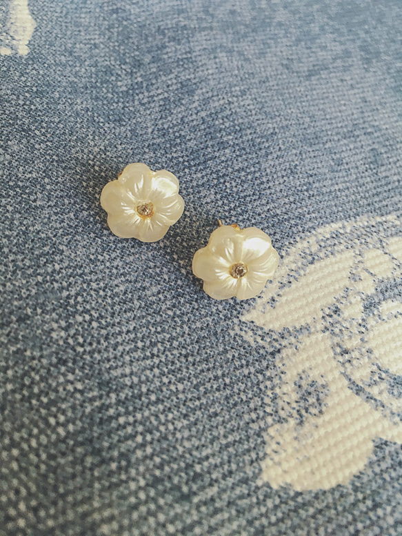 クリームパールのお花ピアス ラインストーン付き ピアス（スタッド・一粒） Minette 通販｜Creema(クリーマ)