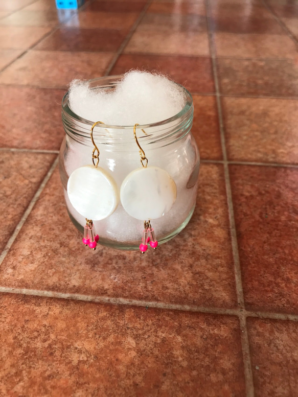 ピンクのつぶつぶピアス ピアス（フック・チェーン） kyoumo 通販 5050603｜Creema(クリーマ)