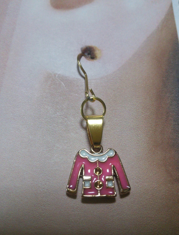 ピンクシャネル調ジャケットチャームピアス ピンク/ゴールド ピアス（フック・チェーン） rinko2018 通販｜Creema(クリーマ)