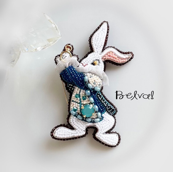 ビーズ刺繍のブローチ -白ウサギ (ブルージャケット)- ブローチ Belva! 通販 12059547｜Creema(クリーマ)