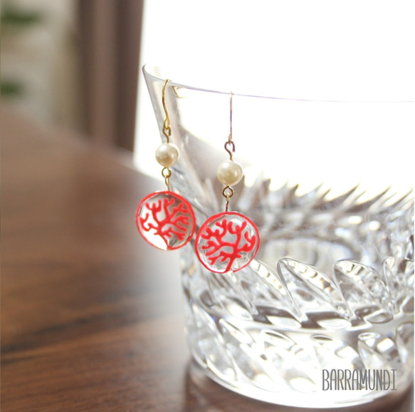 母の日ﾌﾟﾚｾﾞﾝﾄに☆幸せを呼ぶ珊瑚ピアス(ガラスパール)【海の生き物】 ピアス（フック・チェーン） barramundi 通販 ...