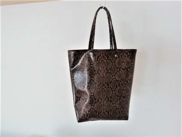 メタスネーク(茶）のA4対応シンプルトートバッグ「Creema限定」 トートバッグ asa 通販｜Creema(クリーマ) 12686439